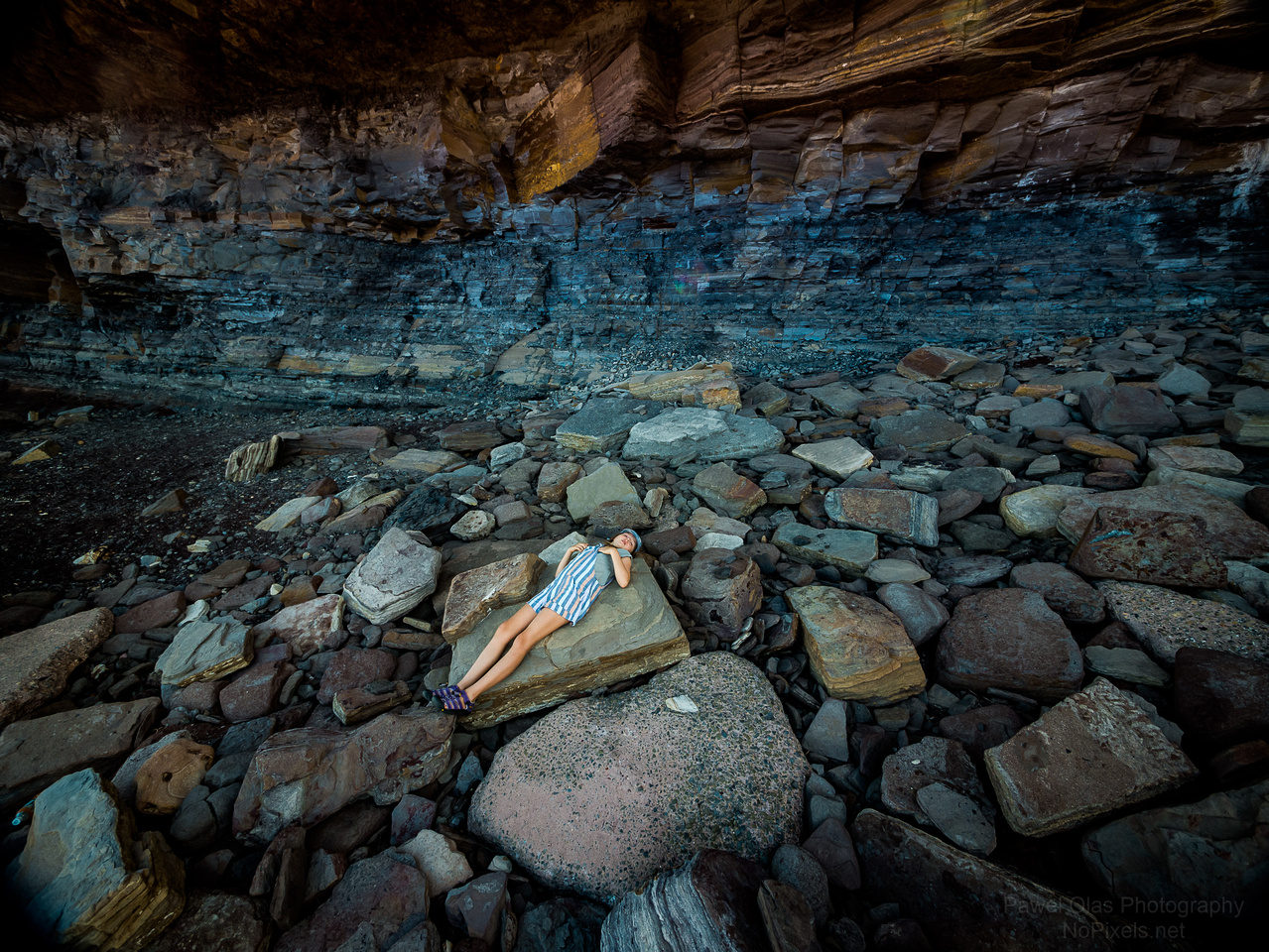 NO pixels » surrounded by rocks